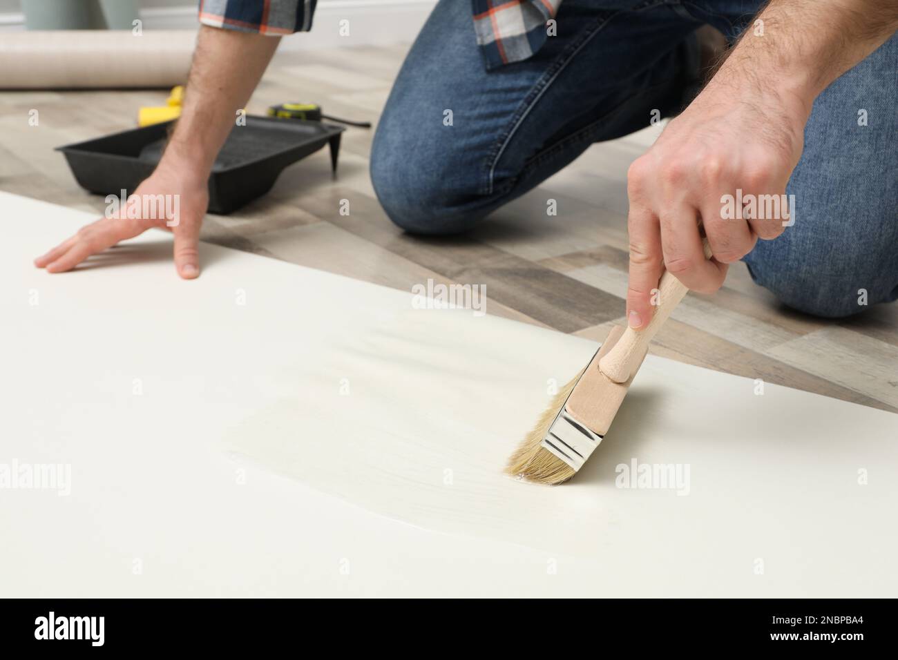 Applying wallpaper hi-res stock photography and images - Alamy