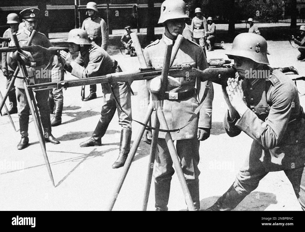 German soldiers train with their weapons near Berlin before Reichswehr ...