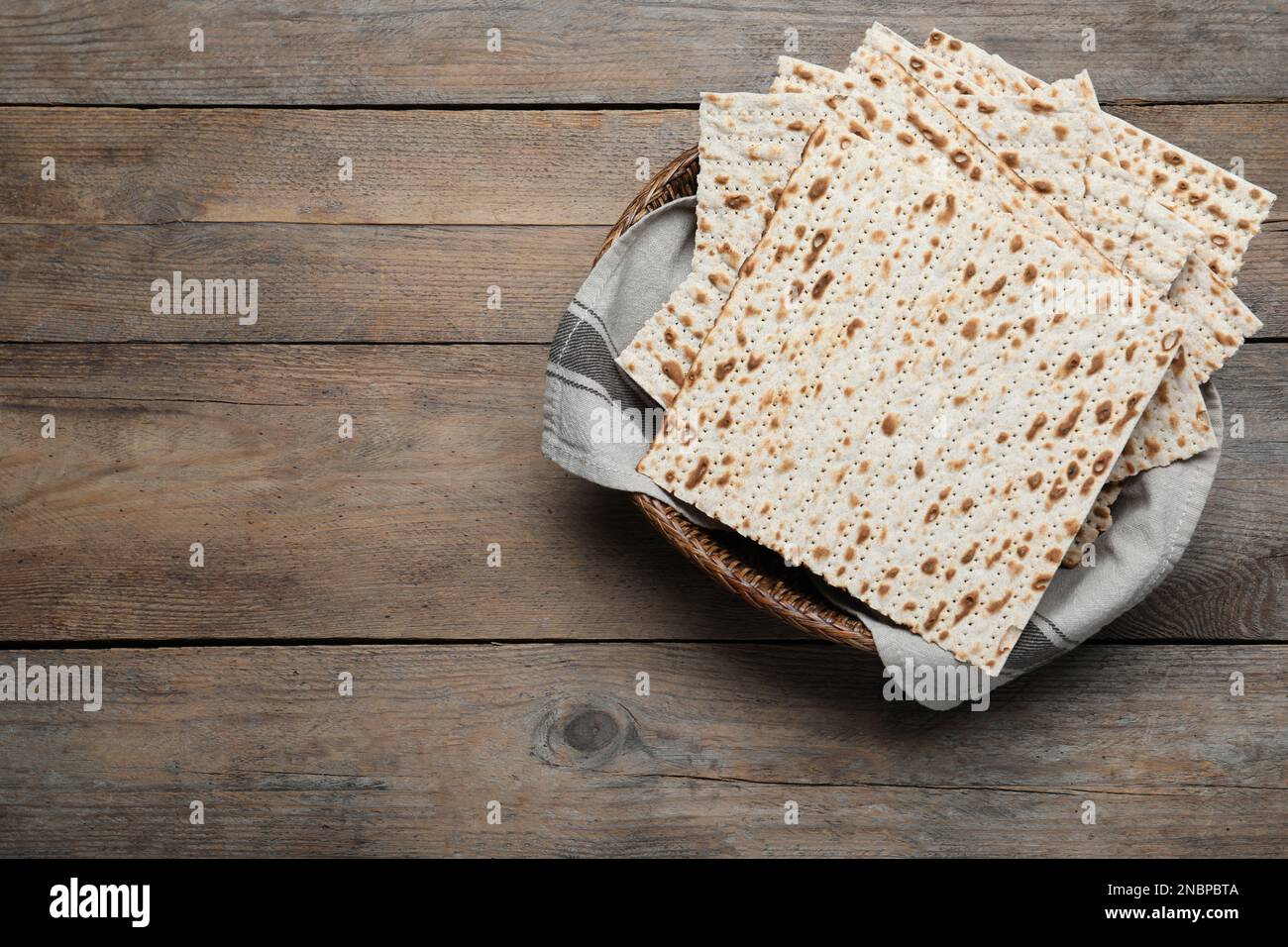Matzah basket hi-res stock photography and images - Alamy