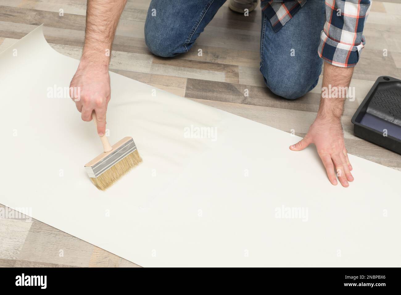Applying wallpaper to wall hi-res stock photography and images - Alamy