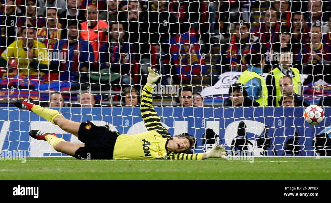 Manchester United's goalkeeper Edwin van der Sar fails to save a goal ...