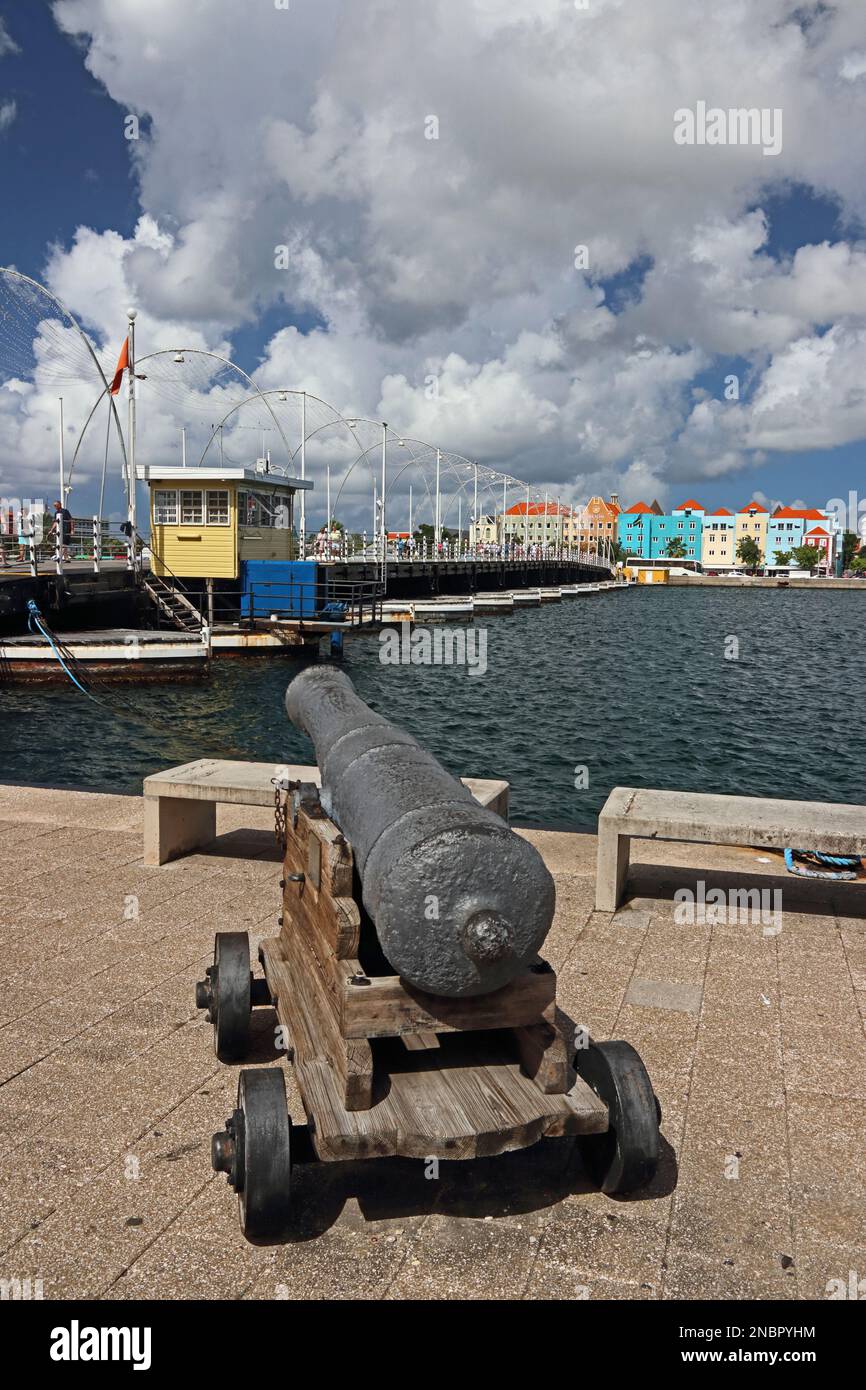 Old canon near Queen Emma pontoon bridge, Willemstadt Stock Photo - Alamy