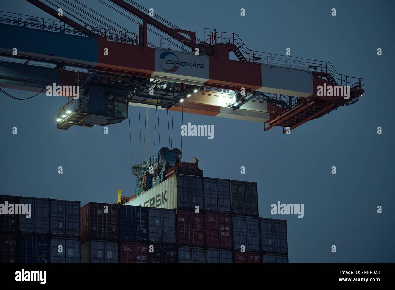 Loading unloading operation hi-res stock photography and images - Alamy