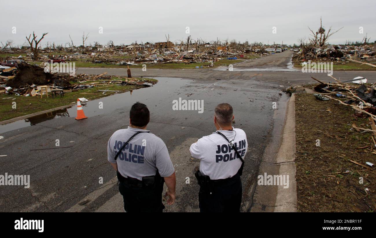 Joplin police Sgt. Bob Higginbotham, right, and patrolman Shawn Dodson ...