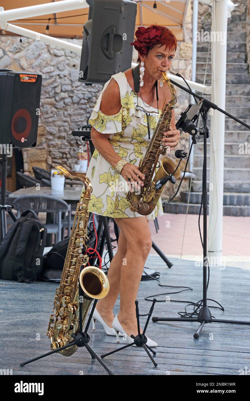 Woman saxaphone hi-res stock photography and images - Alamy