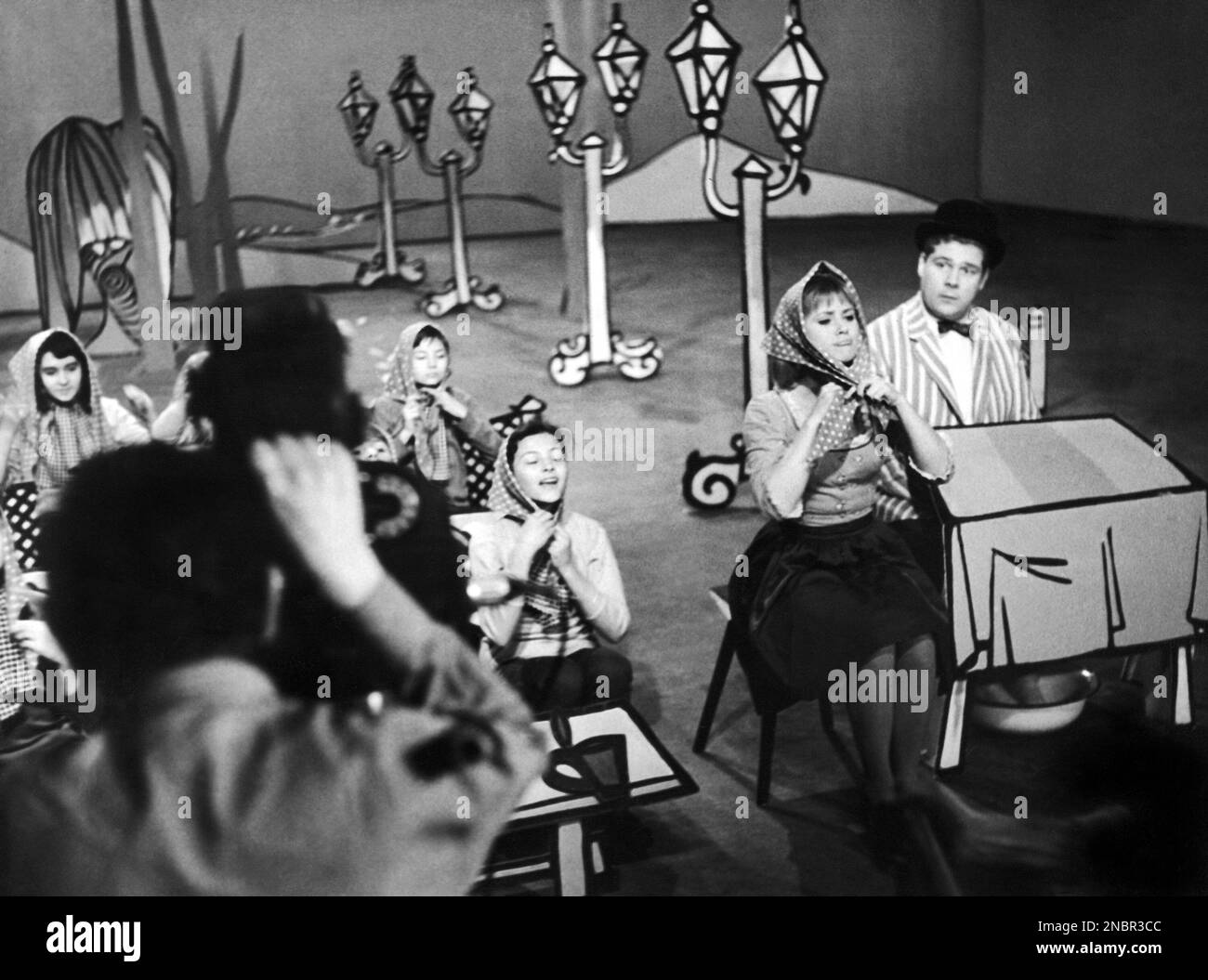 German-American singer, actor and journalist Bill Ramsey sits next to ...