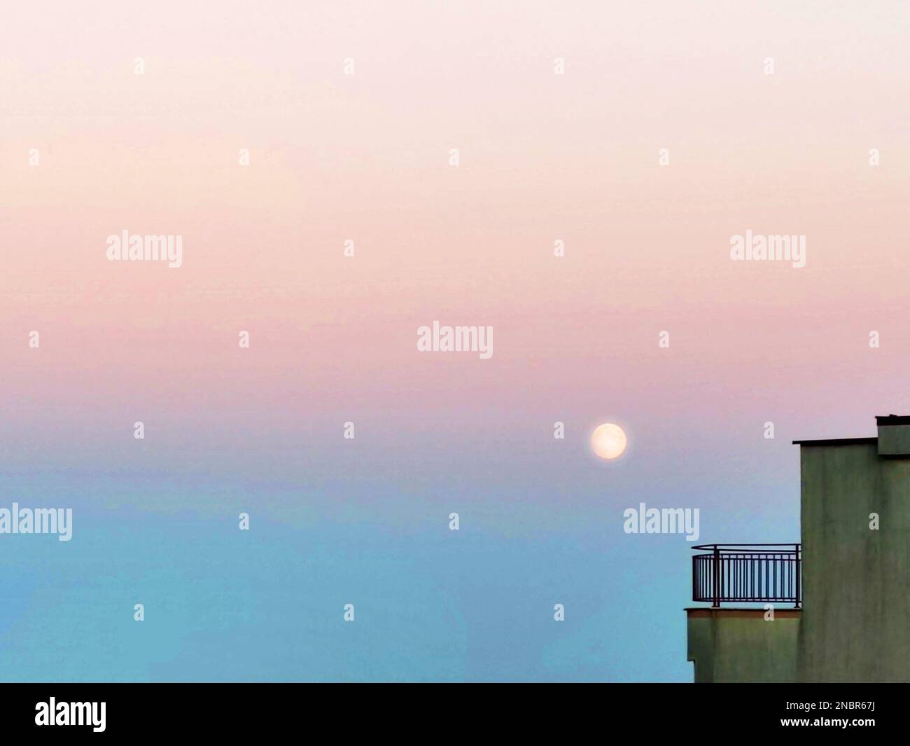 Pink blue sunset hi-res stock photography and images - Alamy