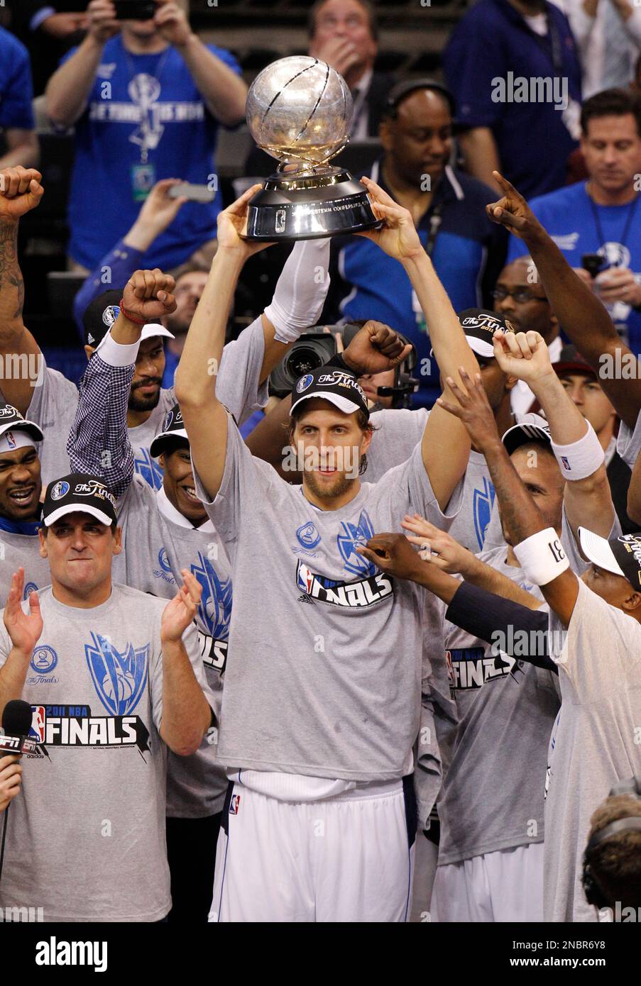 Dallas Mavericks forward Dirk Nowitzki of Germany, center, holds up the ...