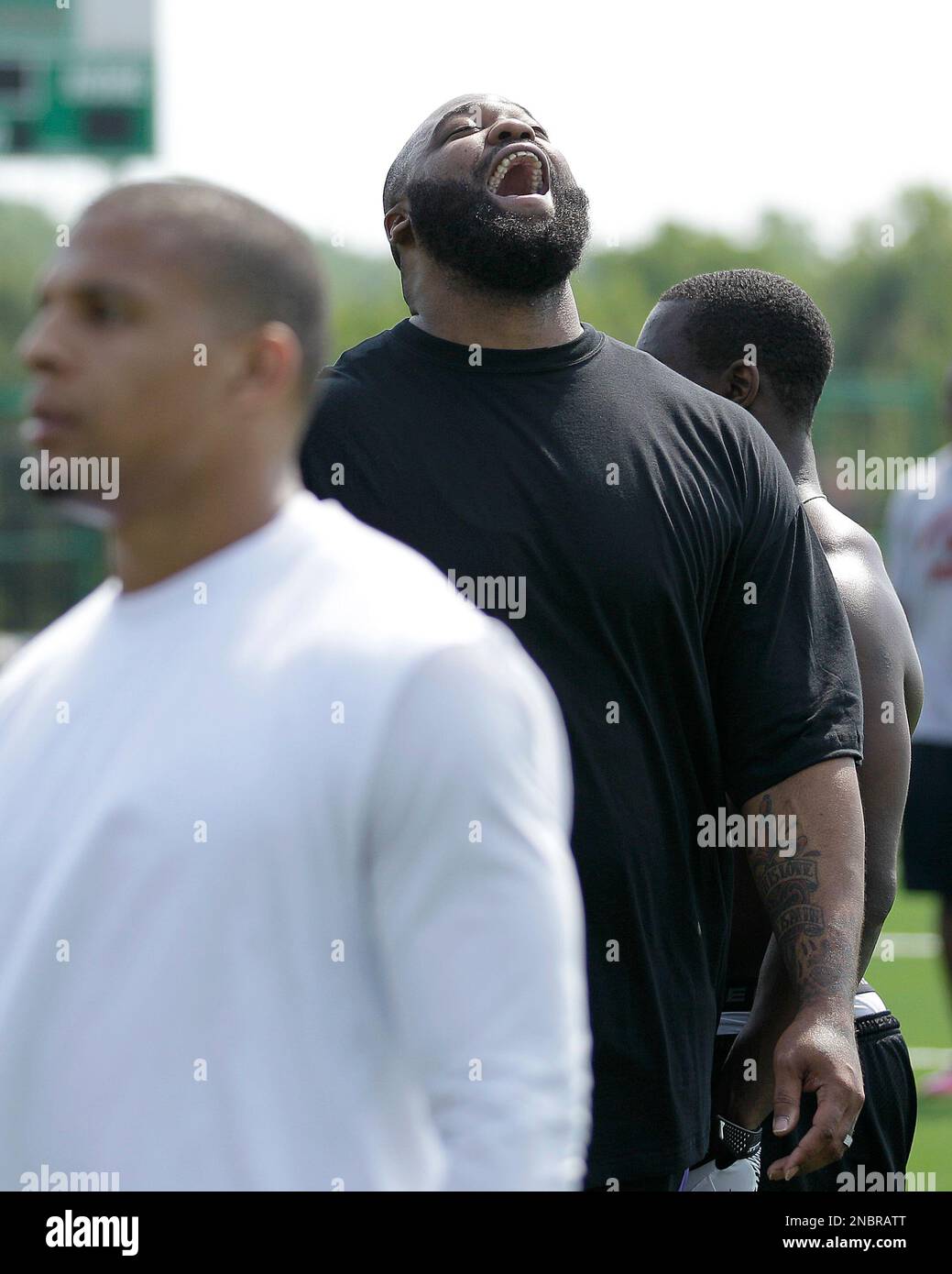 Oakland Raiders defensive end Tommy Kellyworks out with teammates ...