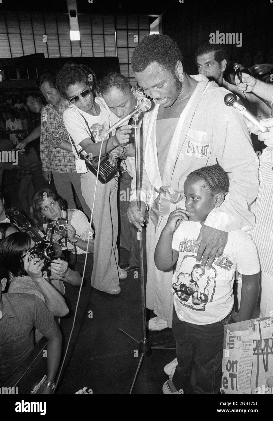 Heavyweight contender Joe Frazier introduces his daughter Natasha, 5 ...