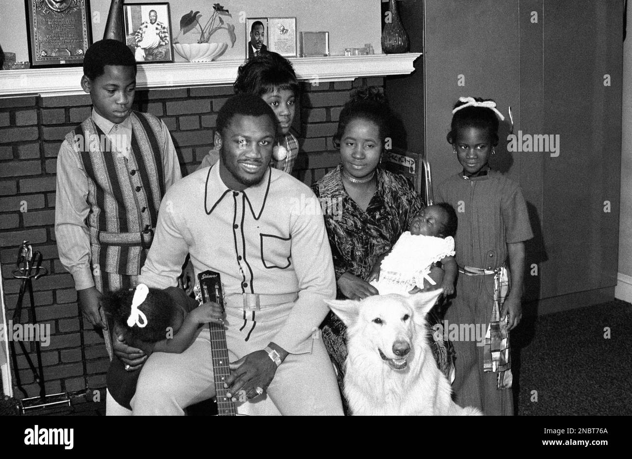 World heavyweight boxing champion Joe Frazier and his family in ...