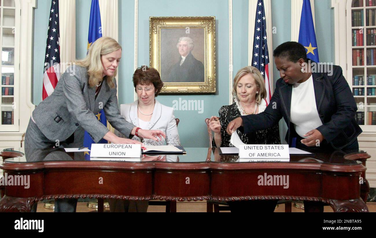 Ida Jacobson, far left, and Daphne Cook, far right, help assist Sec. of ...
