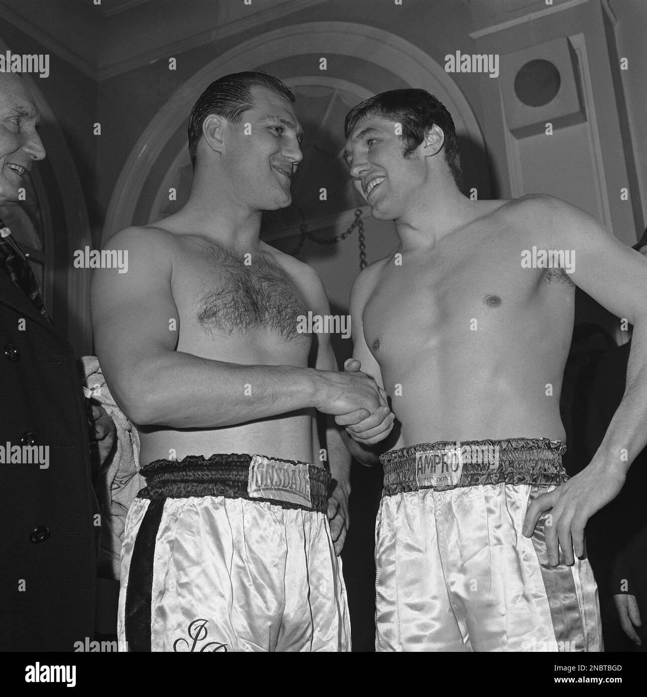 Billy Walker, right, and Jack Bodell shake hands at the weight-in at ...