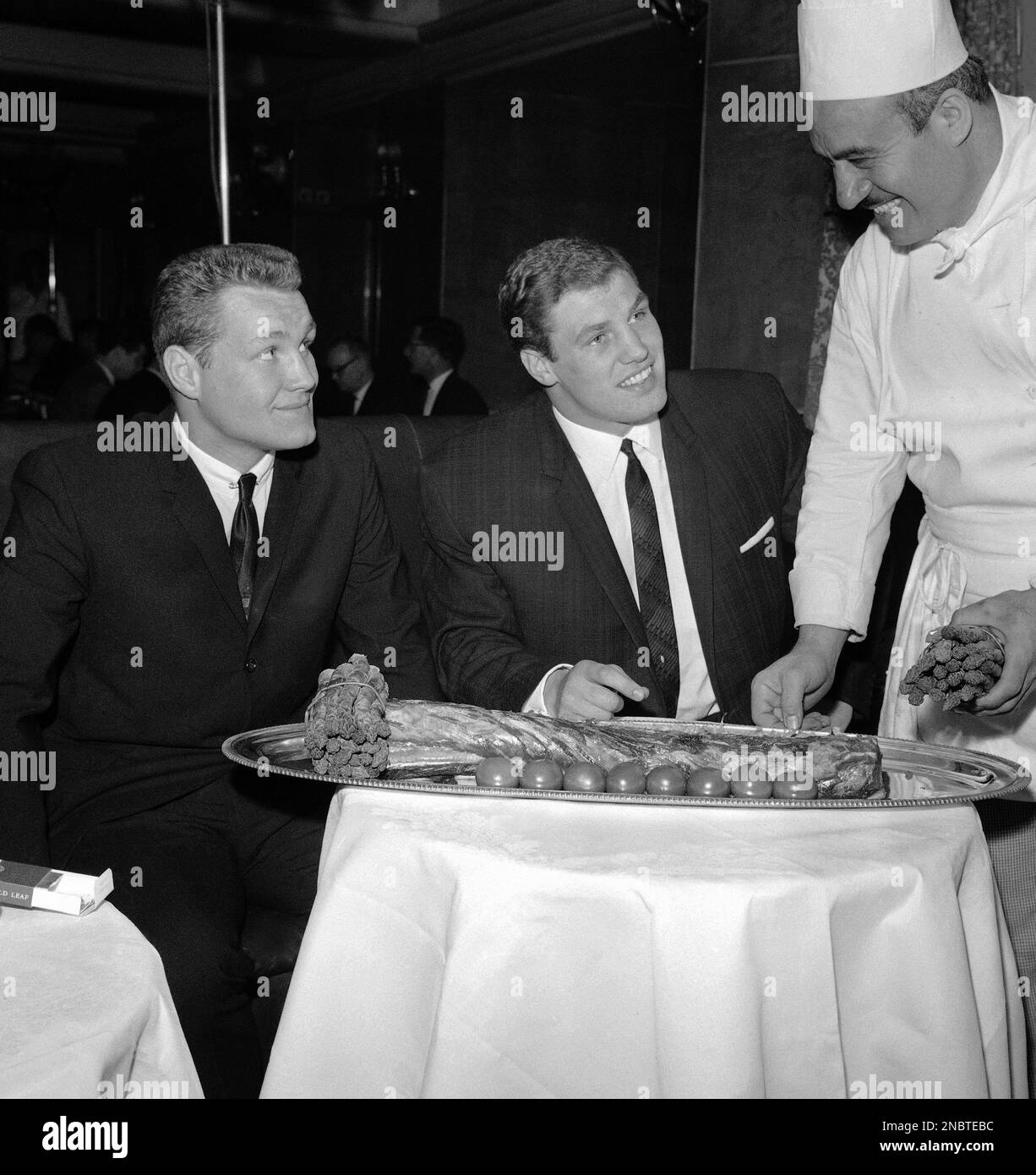 American heavyweight boxer Bill Nielsen, left, and British Billy Walker ...
