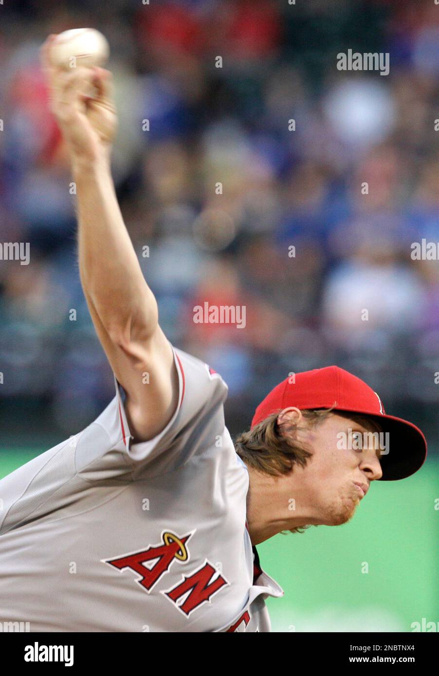 Los Angeles Angels starting pitcher Jered Weaver delivers to the Texas ...