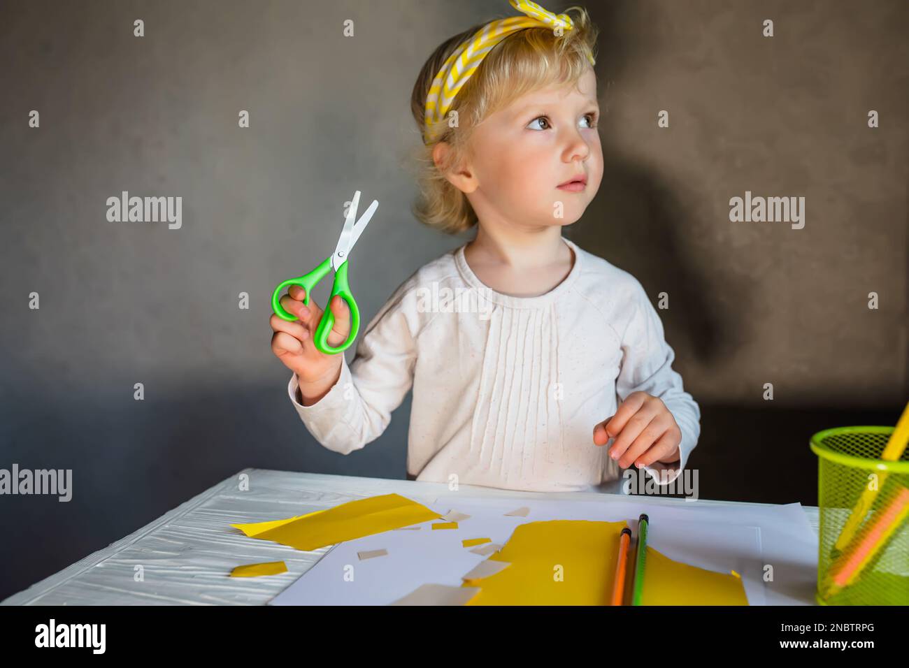Children cutting paper in class hi-res stock photography and images - Alamy