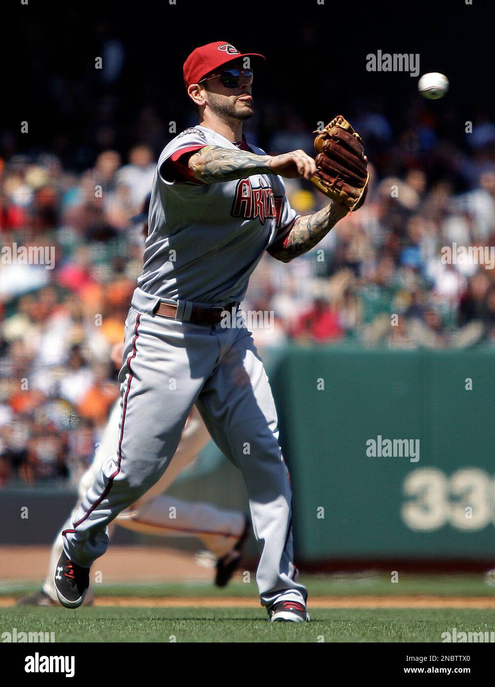 Arizona Diamondbacks third baseman Ryan Roberts throws out San ...