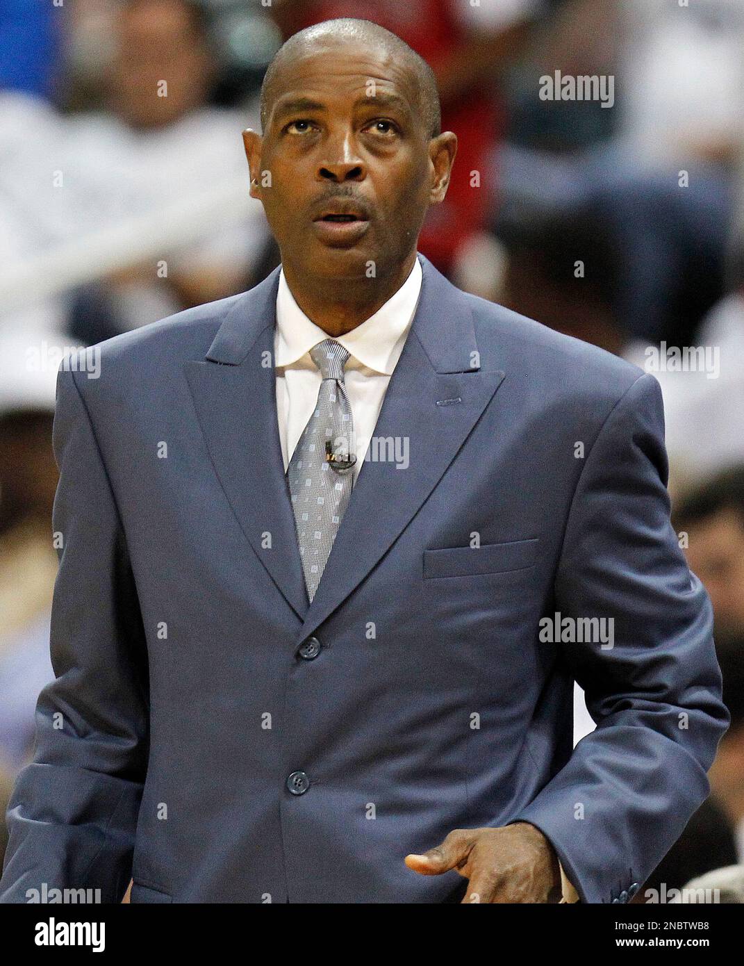 Atlanta Hawks head coach Larry Drew reacts to play against the Chicago ...