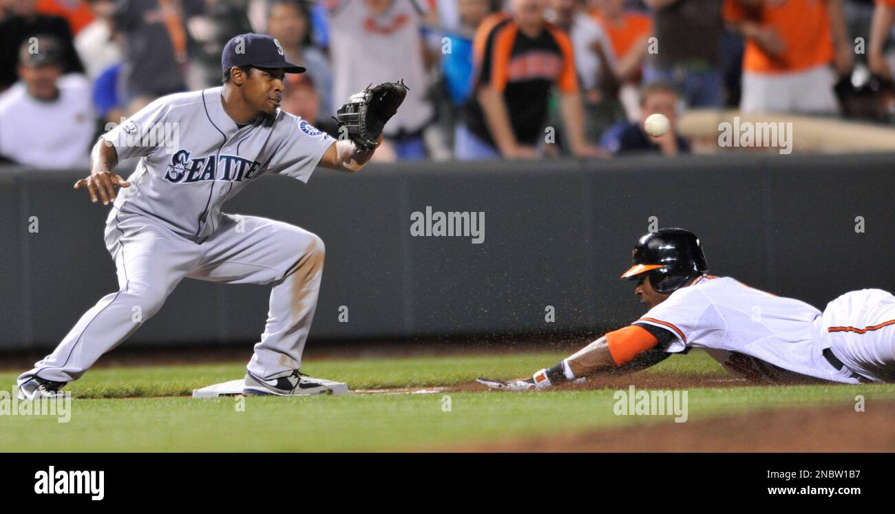 Seattle Mariners third baseman Chone Figgins awaits the throw as ...