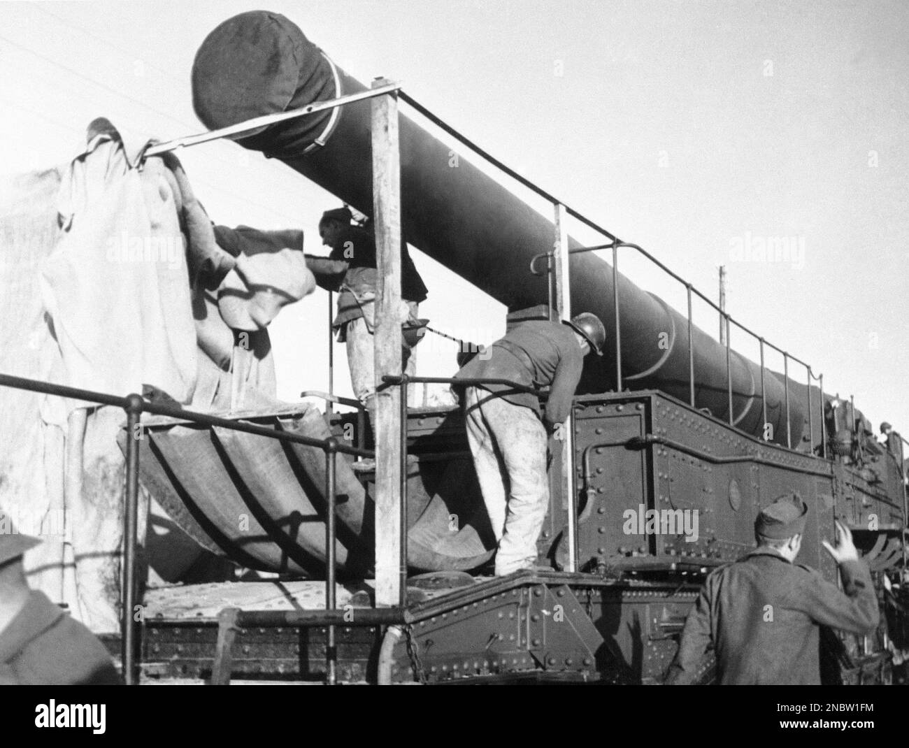 Preparing a French heavy gun, mounted on railway for firing in France ...