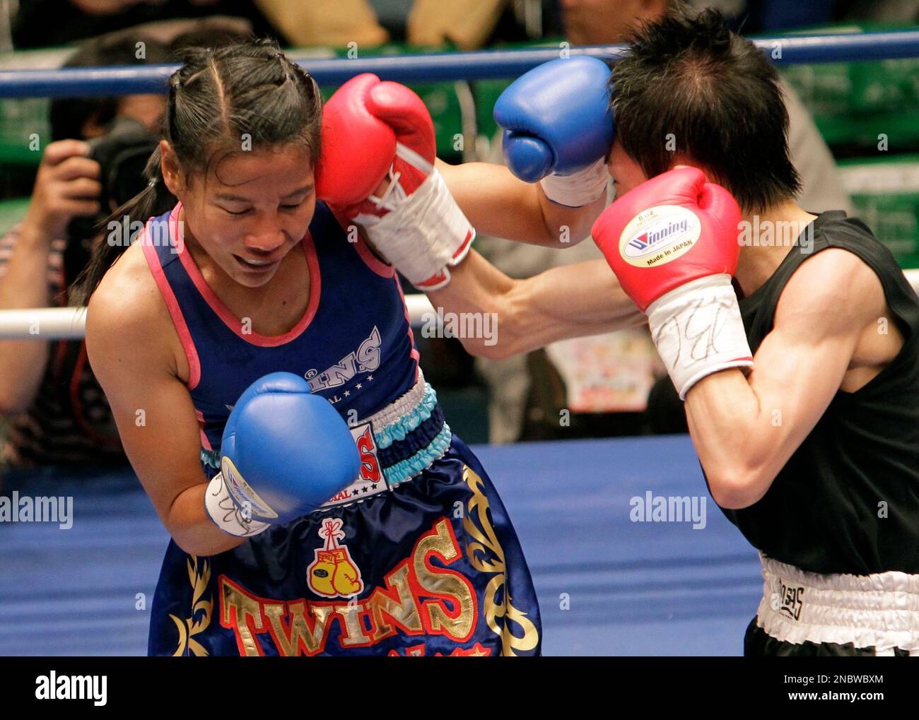 Japanese champion Momo Koseki, right, and Thai challenger Krikanok ...