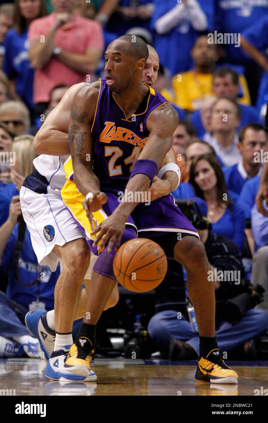 Los Angeles Lakers' Kobe Bryant (24) and Dallas Mavericks' Jason Kidd ...