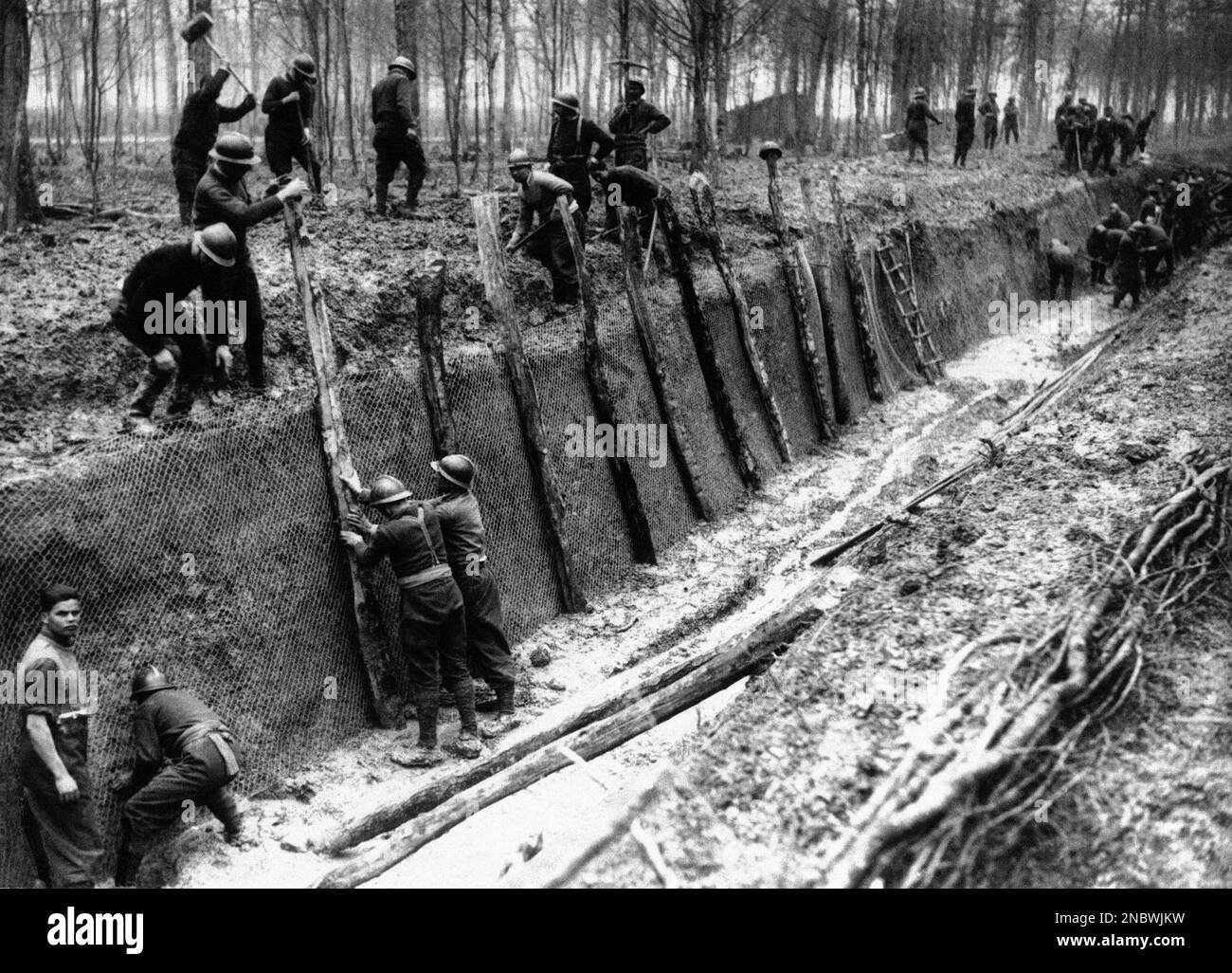 The French army at the front engaged in the construction of tank traps ...