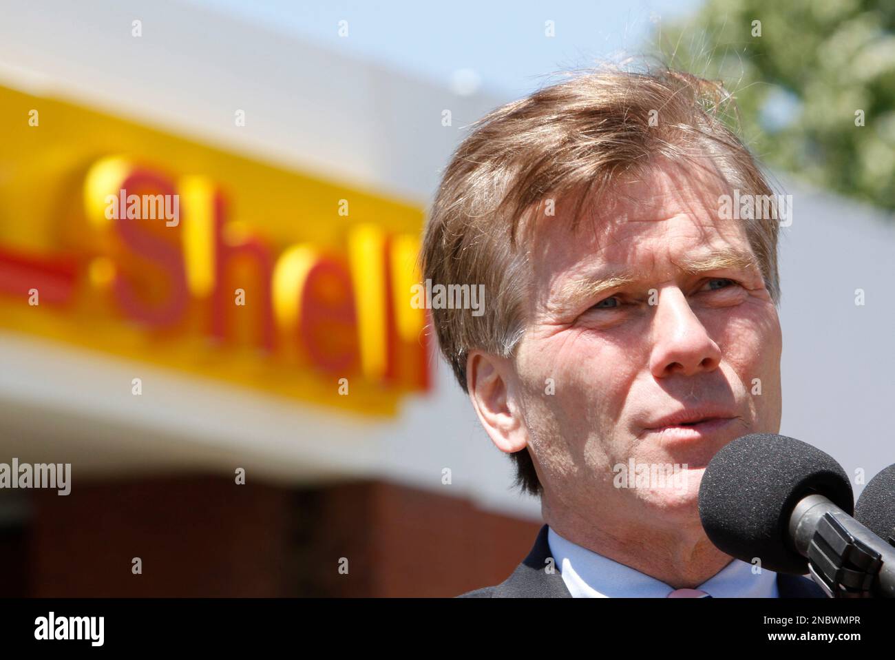 Virginia Gov. Bob McDonnell speaks at a gas station in Richmond in ...