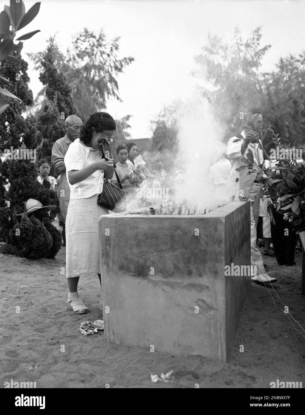 Relatives of the victims of the Hiroshima A-bomb blast burn joss sticks ...