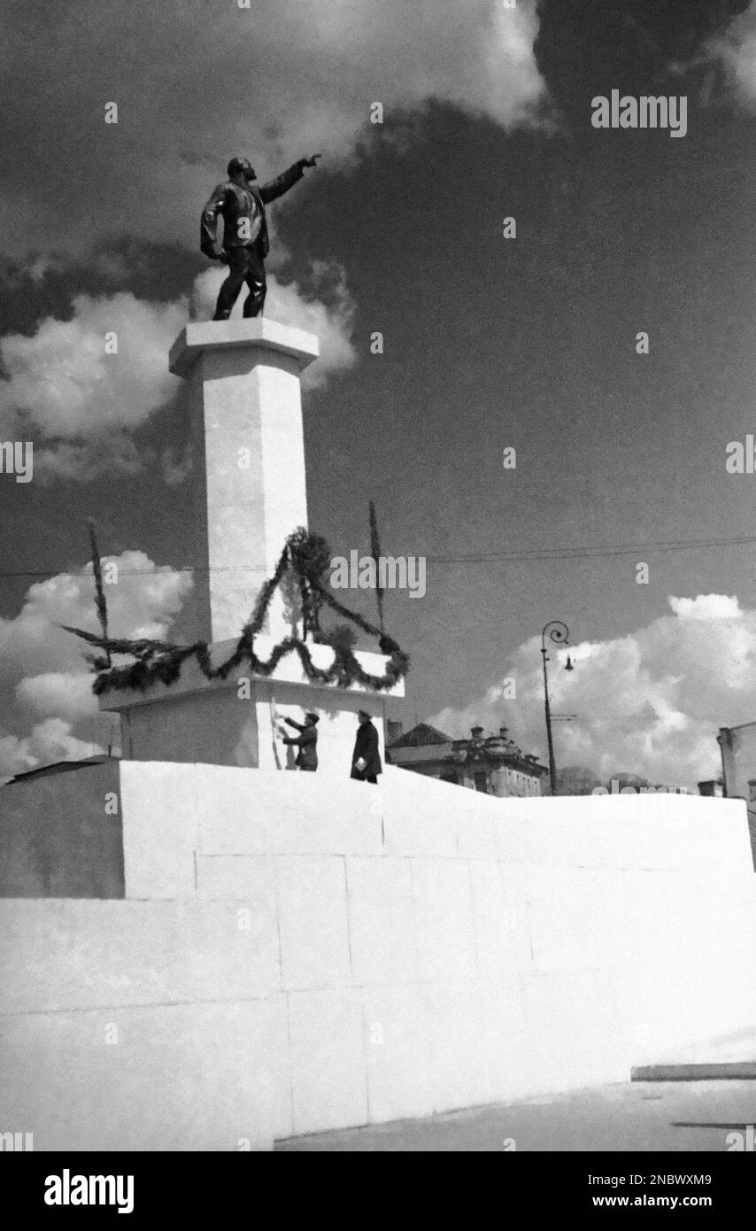 Memorial and Statue of Stalin in Moscow, Russia on May 12, 1933. (AP ...