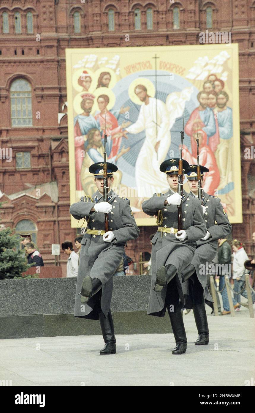 Honor guards return to barracks after guarding Lenin’s Mausoleum in Red ...