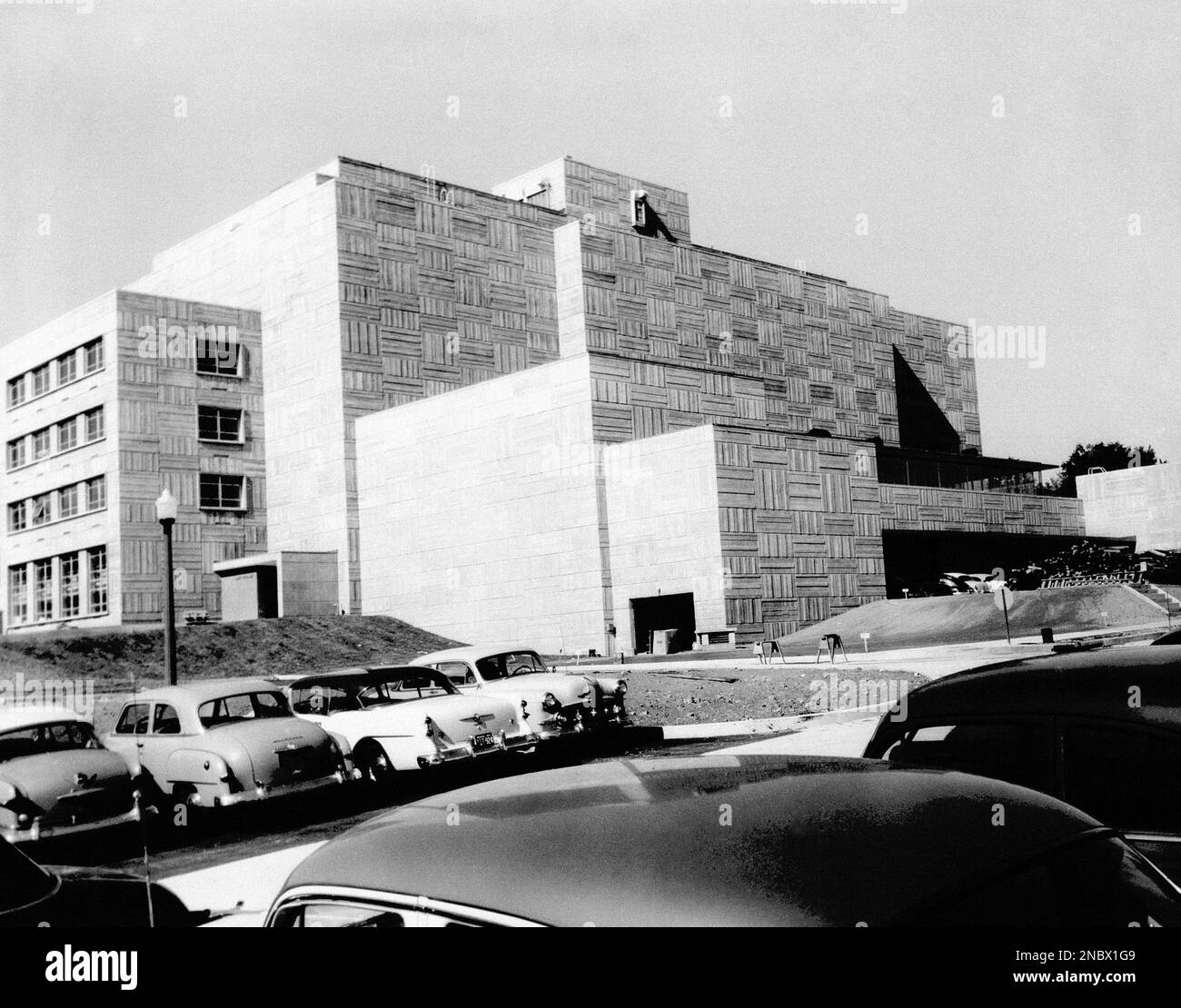 With most of its walls windowless, the new Armed Forces Institute of ...