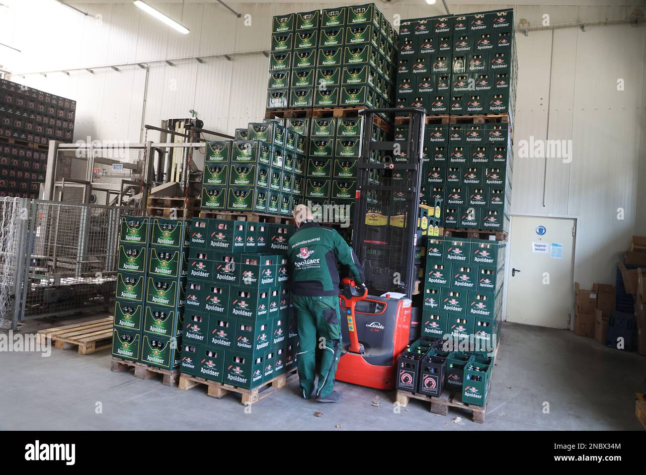 Apolda, Germany. 14th Feb, 2023. An employee transports crates of beer ...