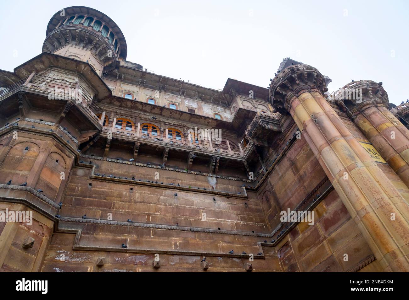 India varanasi ganges palace hi-res stock photography and images - Alamy
