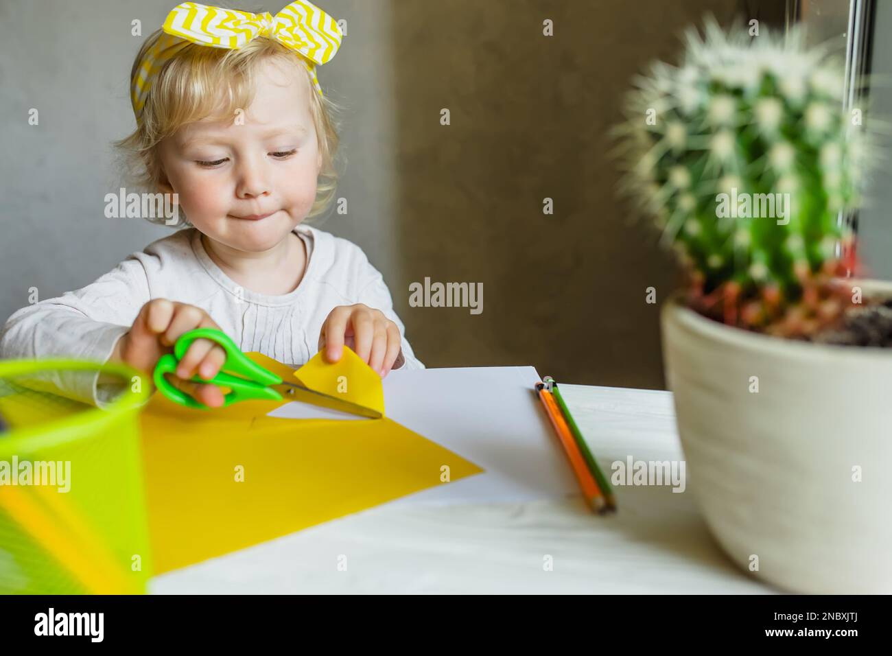 Children cutting paper in class hi-res stock photography and images - Alamy