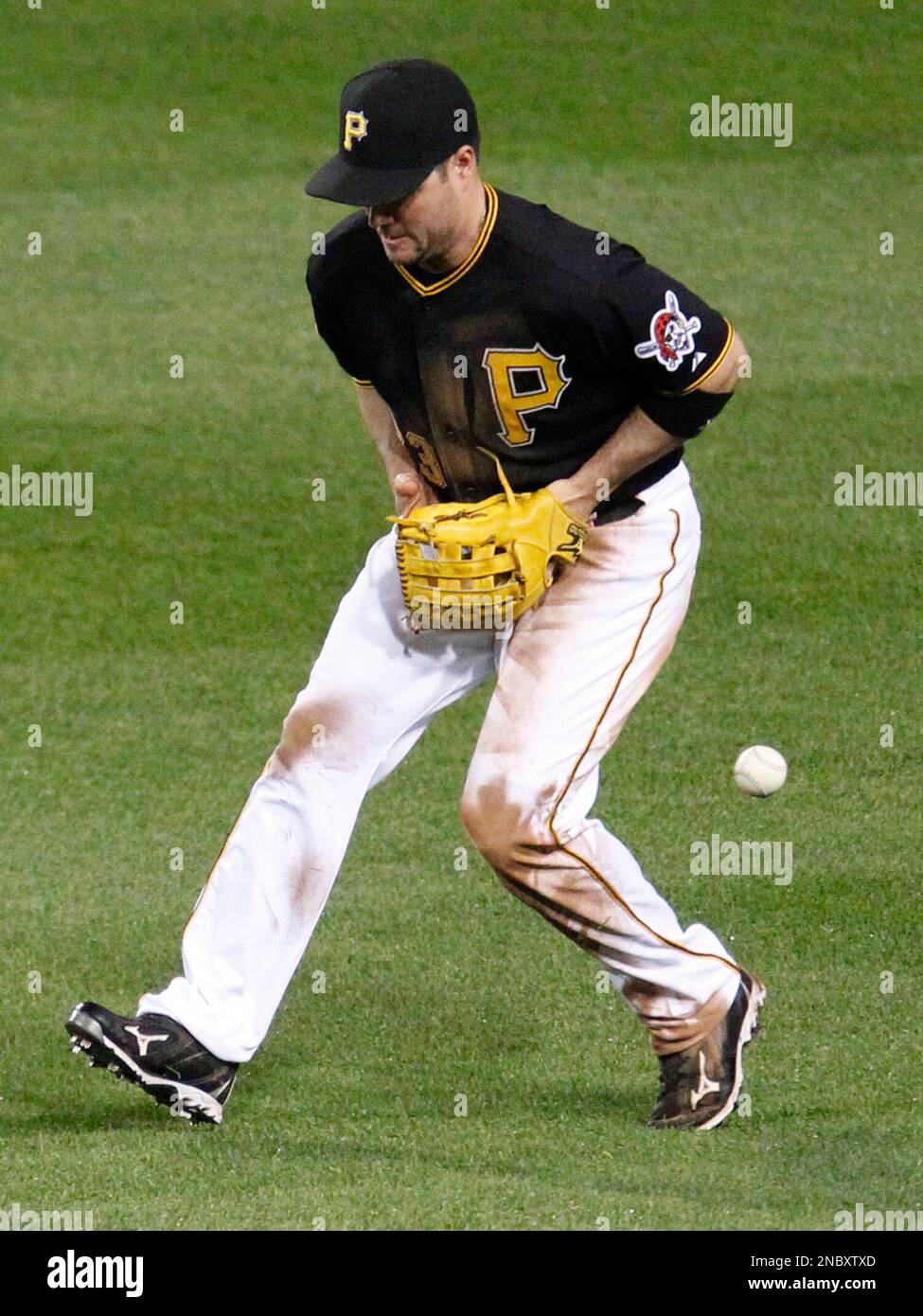Pittsburgh Pirates right fielder Matt Diaz lets a ball hit by San ...