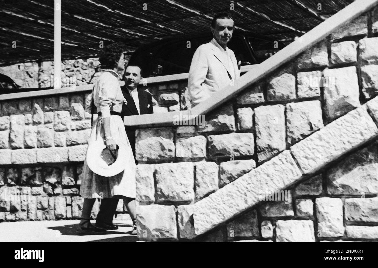 Swedish actress Greta Garbo talks on July 18, 1953 to Mister Bros ...