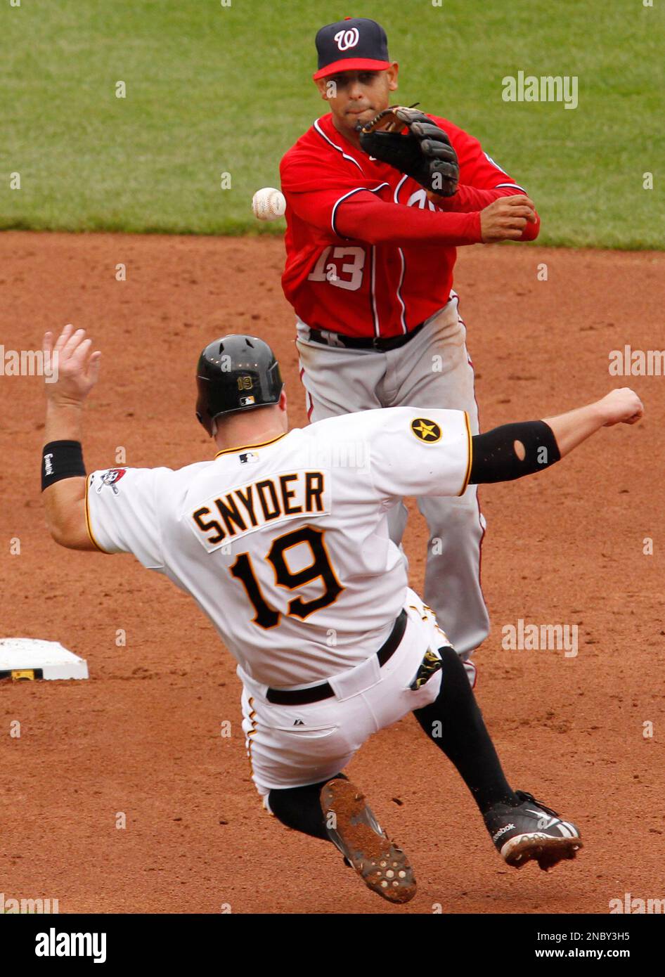Washington Nationals shortstop Alex Cora (13) throws to first after ...