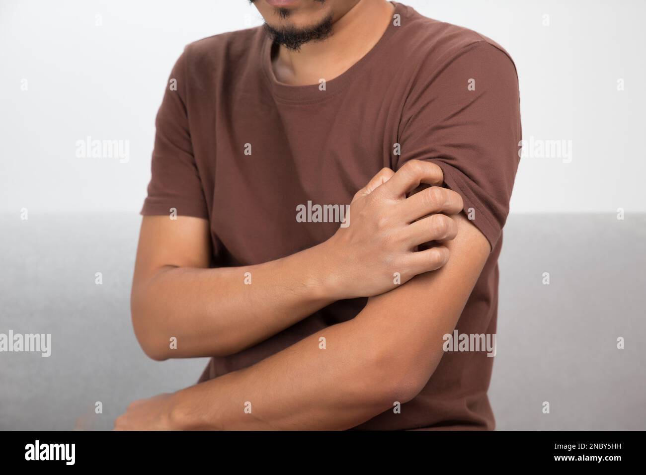 Man scratching arm hi-res stock photography and images - Alamy