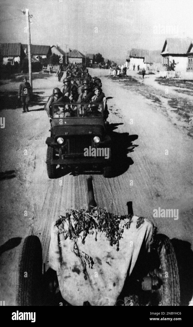 Soviet Anti-tank units setting out for the front, somewhere in Russia ...