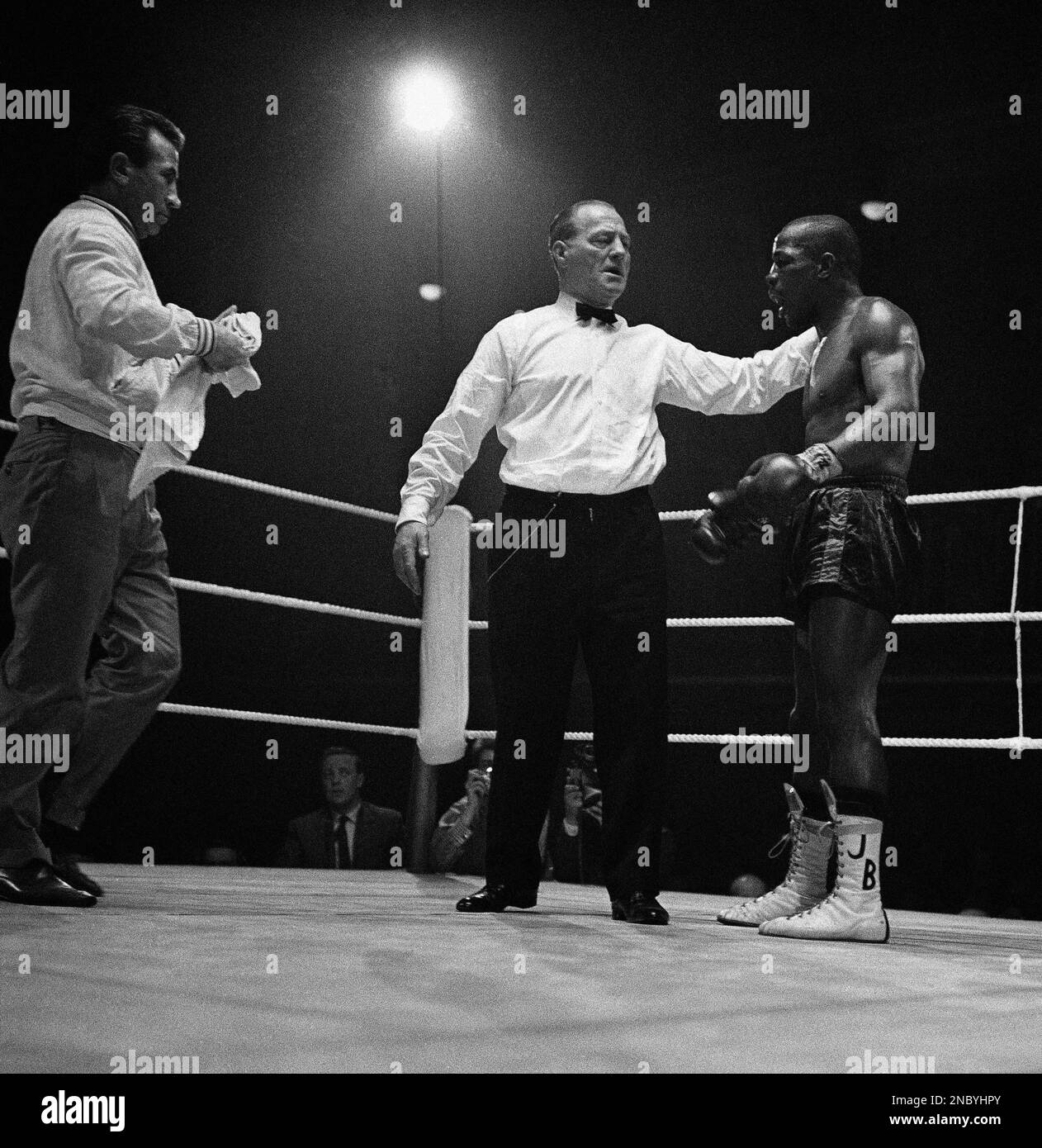 Jimmy Beecham of Philadelphia, USA, mouths his comments to referee ...