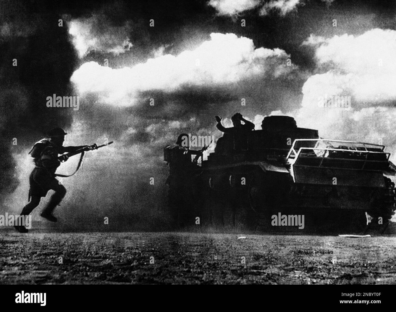 Running rifle holding army soldier hi-res stock photography and images ...
