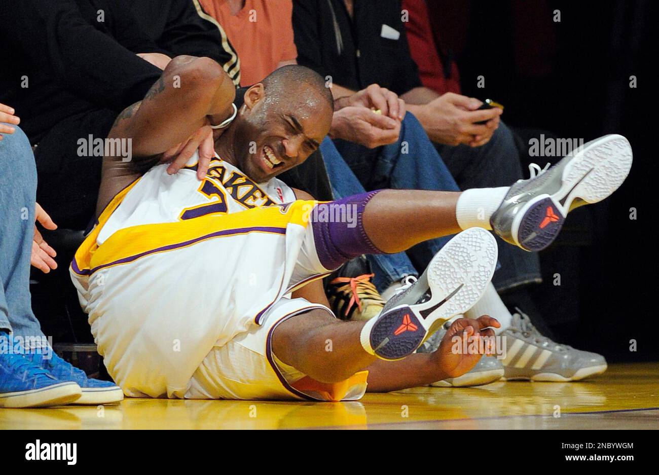 Los Angeles Lakers guard Kobe Bryant reacts after falling an d hitting ...