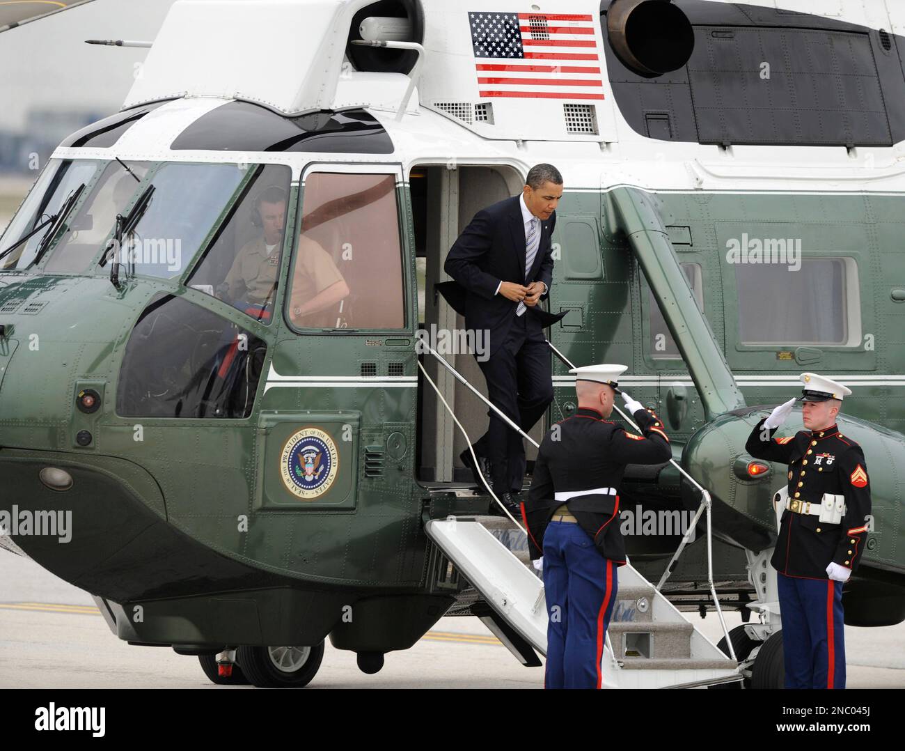 President Barack Obama walks off Marine One before leaving from Chicago ...