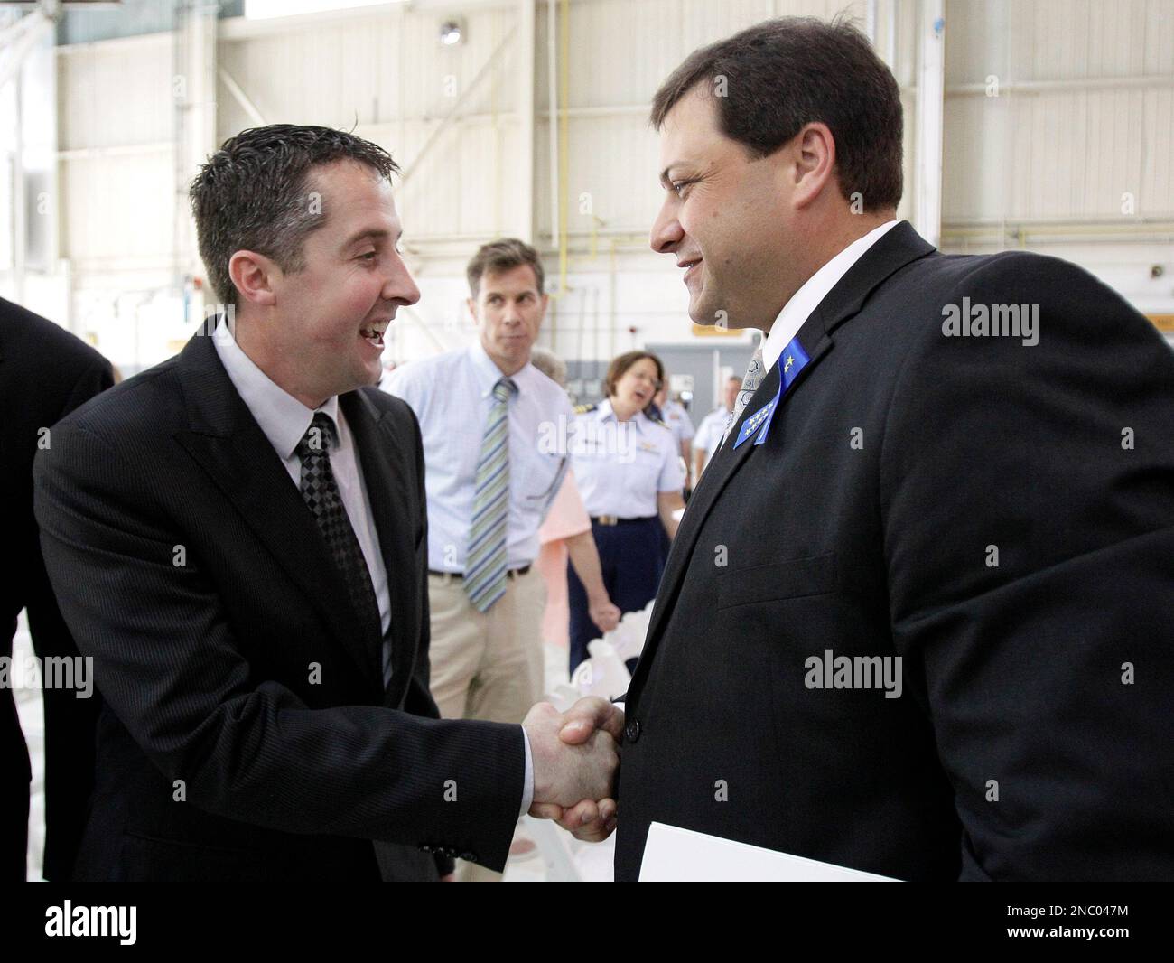 Deepwater Horizon chief mate David Young, left, visits with Alwin ...