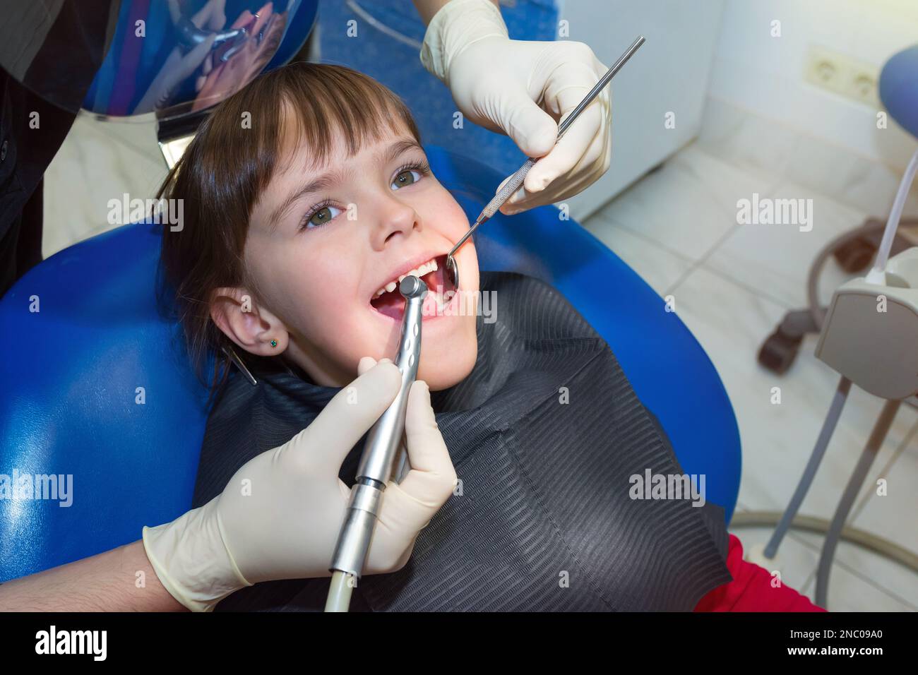 A dentist examining a childs teeth in the dentistry Stock Photo - Alamy