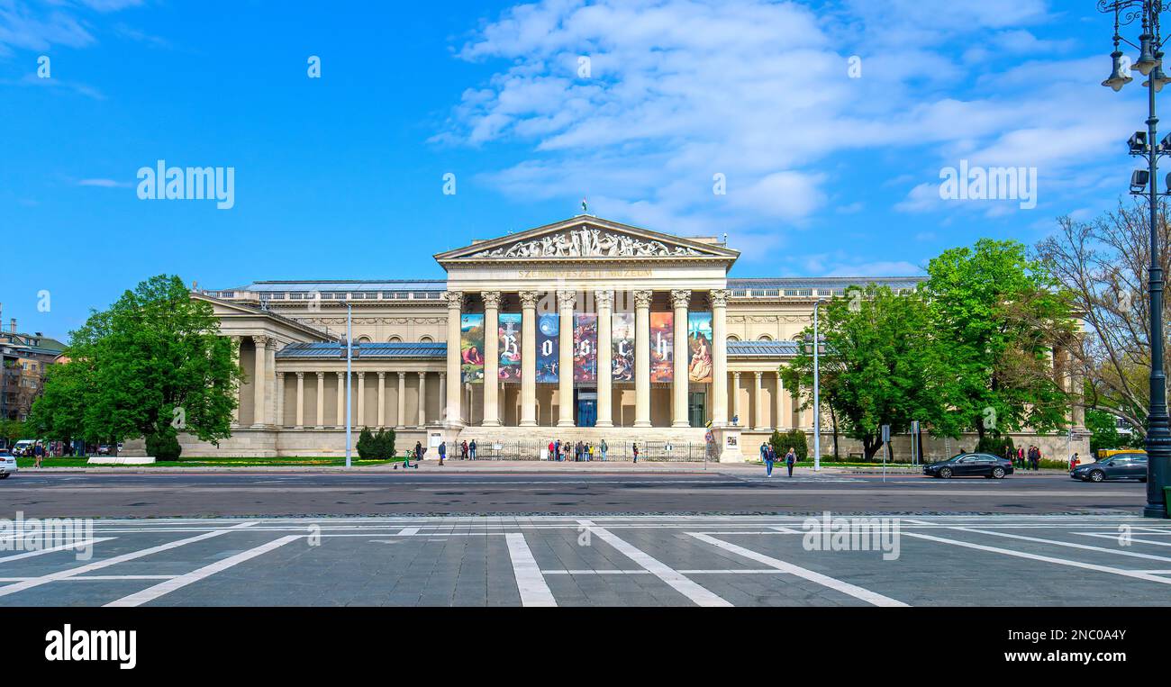 Budapest, Hungary. Museum of Fine Arts next to Heroes Square Stock ...