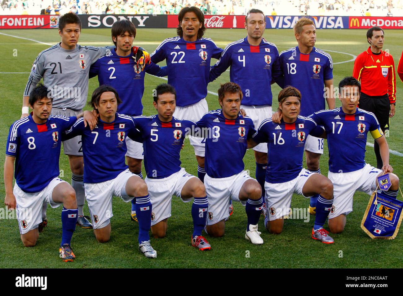 The Japanese team, front row from left, Daisuke Matsui, Yasuhito Endo ...