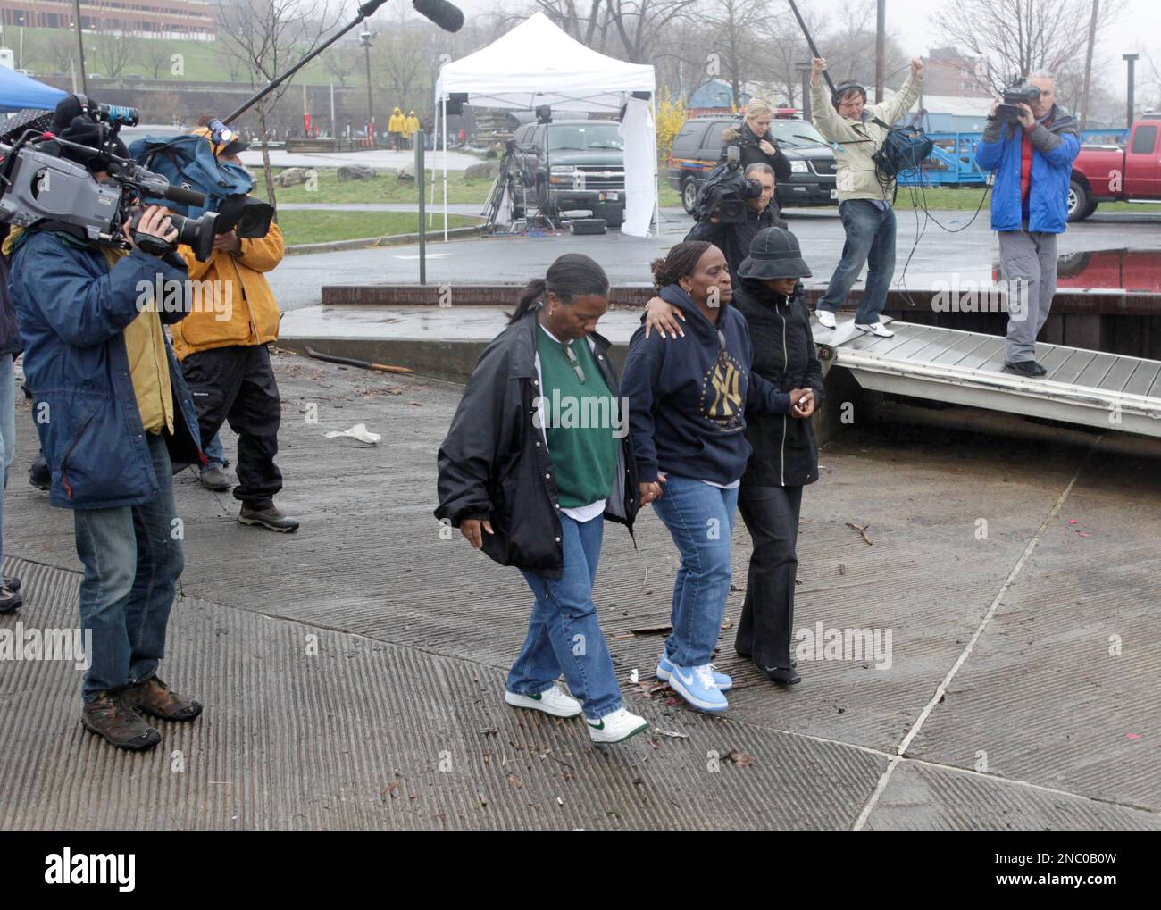 Angela Gilliam, center, aunt of Lashanda Armstrong, reacts Wednesday ...