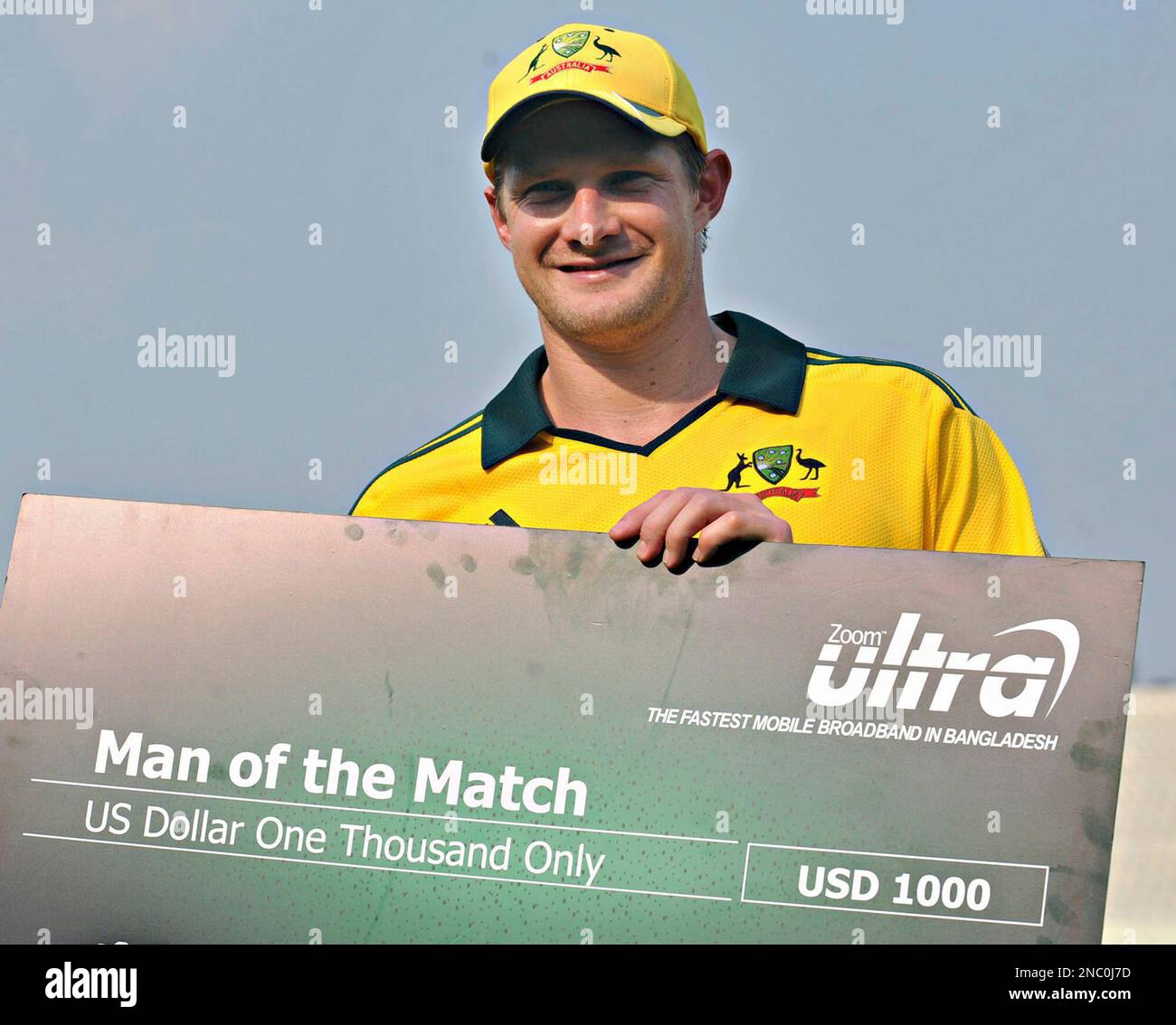 Australia's Shane Watson poses with the dummy cheque for being the Man ...